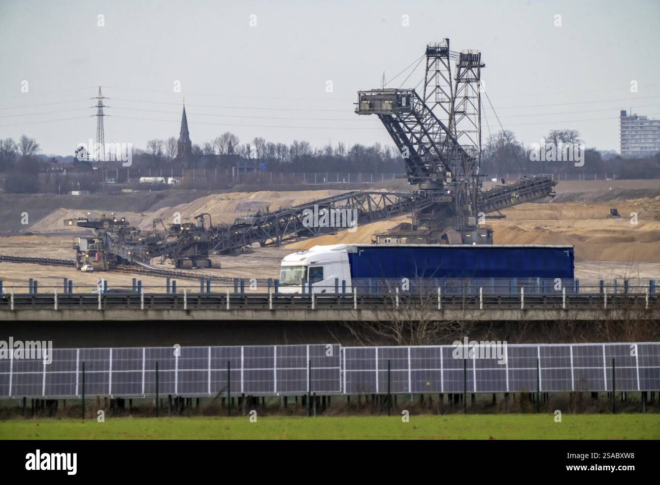 20 MWp ground-mounted photovoltaic system, by RWE, with over 36600 ...