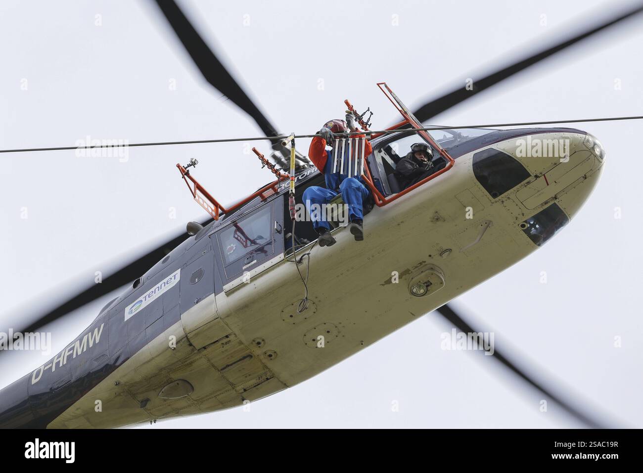 Installation of bird protection markings on overhead power lines by ...