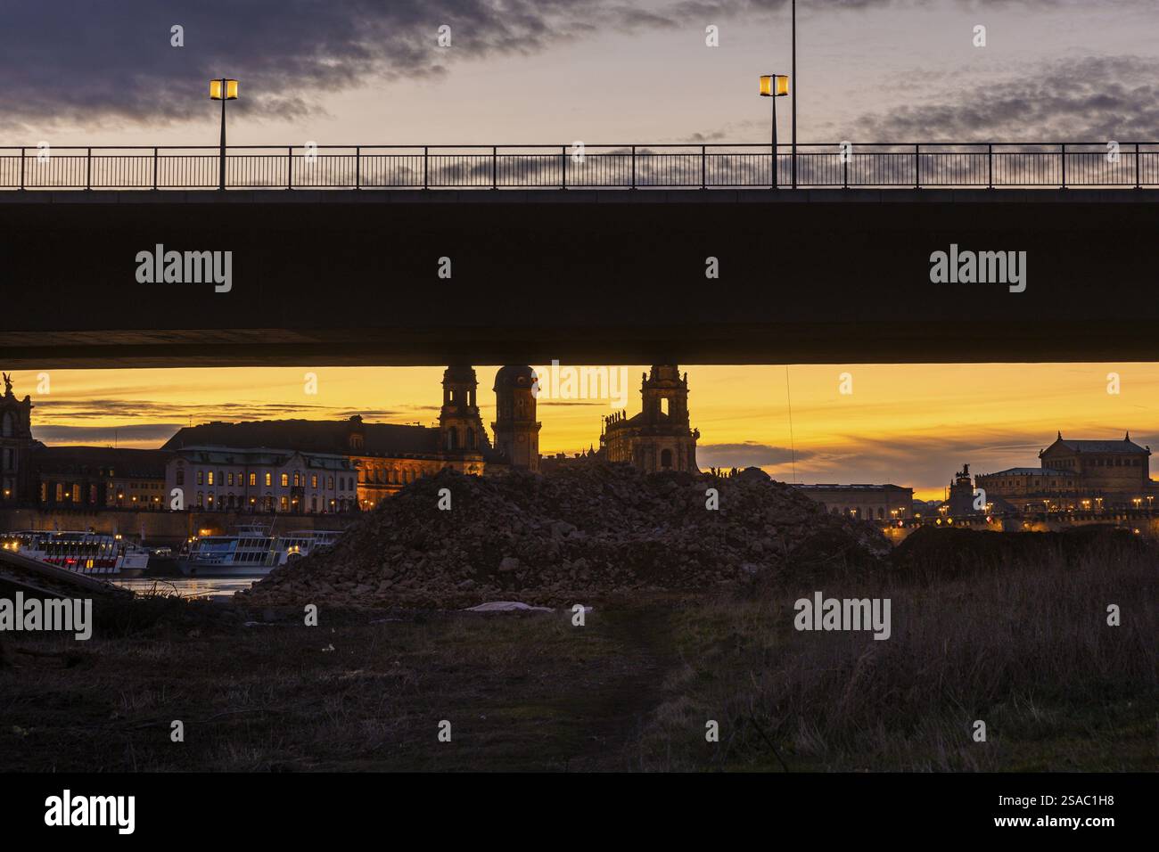Masses of rubble at the collapsed Carola Bridge. The dimensions will be ...