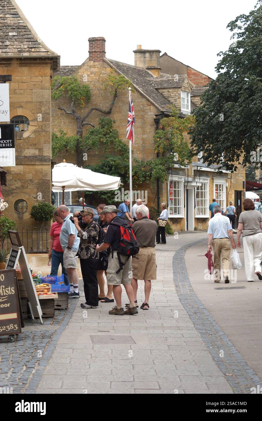 Street Scene Broadway Worcestershire England uk Stock Photo - Alamy