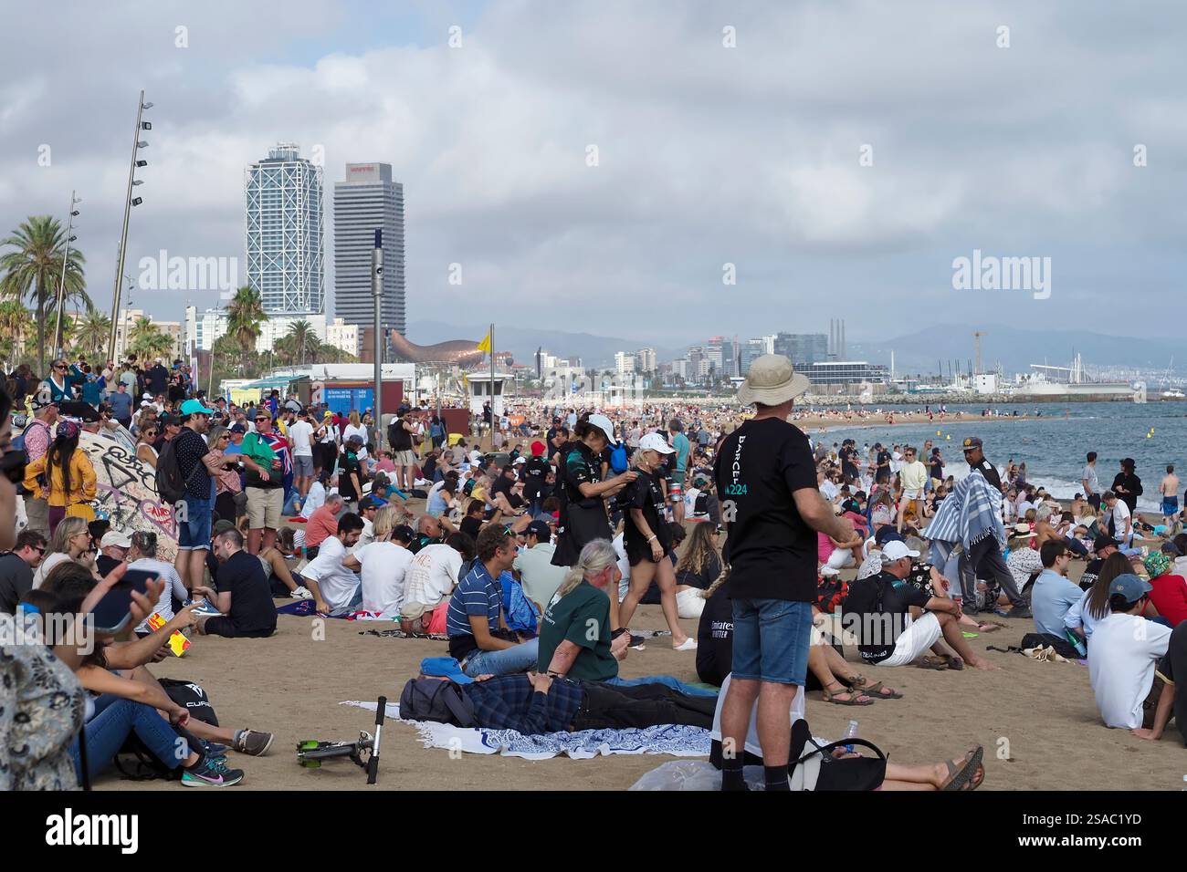 spectators crowd on the beach to watch the 37th Americas Cup Yacht race ...