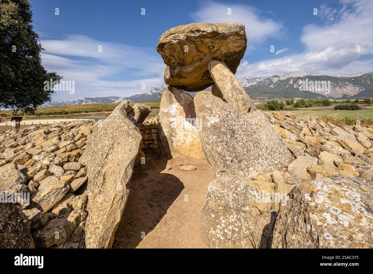 dolmen Witchcraft" chabola de la hechicera", neolithic, Elvillar, Alava ...