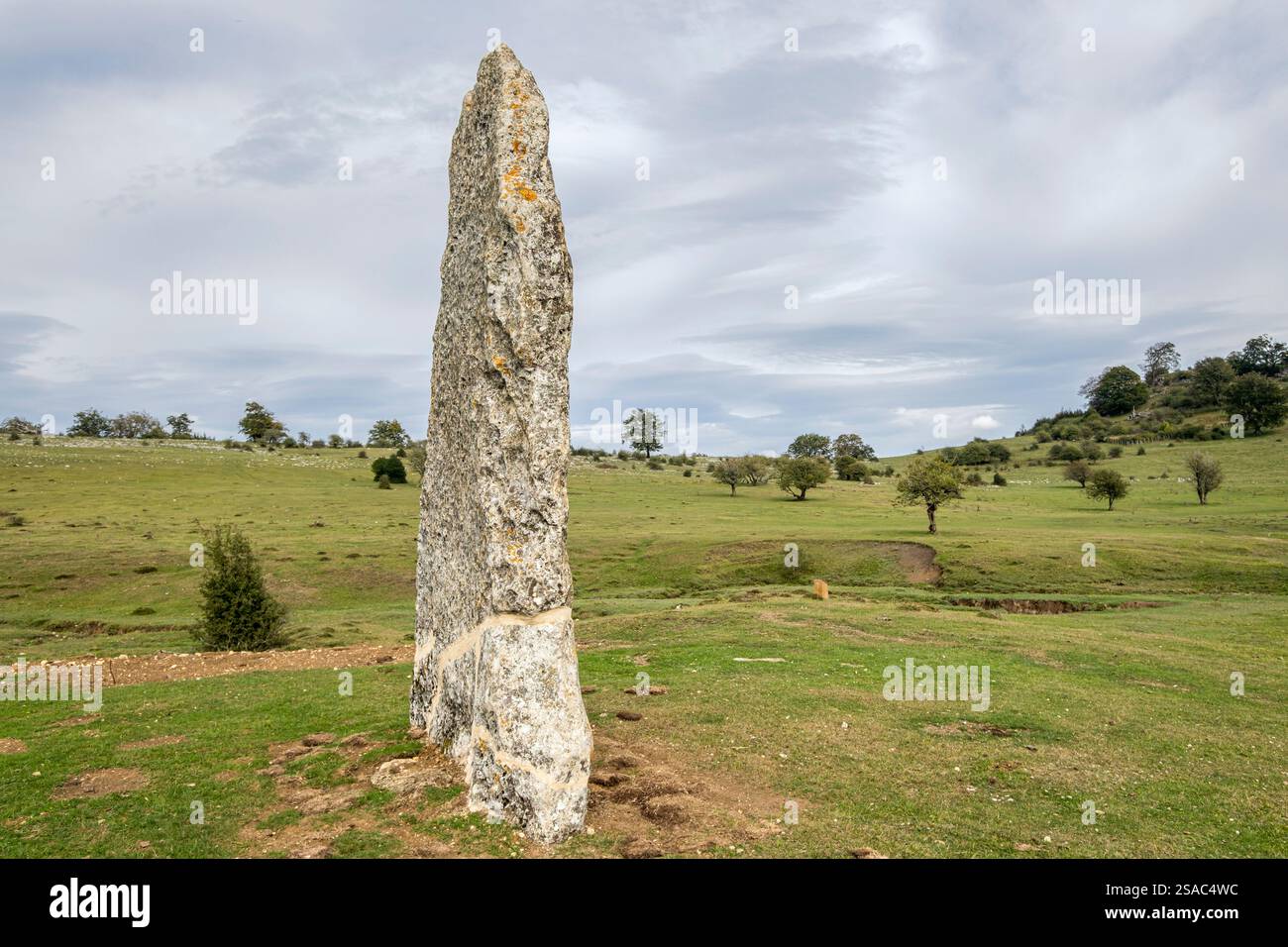 Akarte menhir, Legaire Megalithic Park, Campas de Legaire, Álava ...