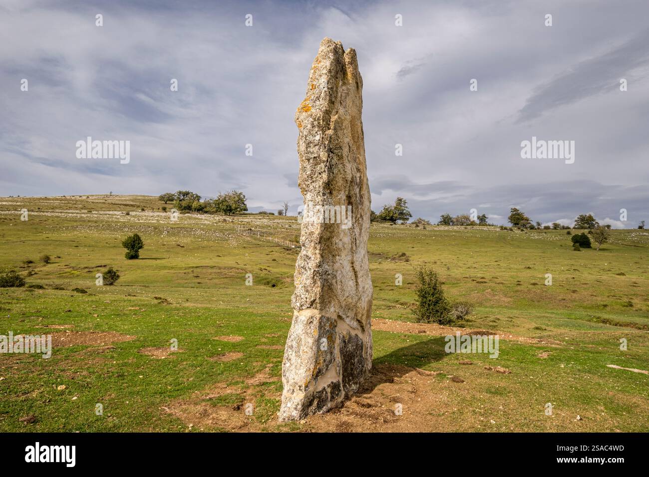 Akarte menhir, Legaire Megalithic Park, Campas de Legaire, Álava ...