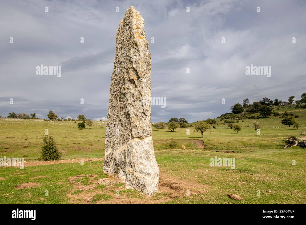 Akarte menhir, Legaire Megalithic Park, Campas de Legaire, Álava ...