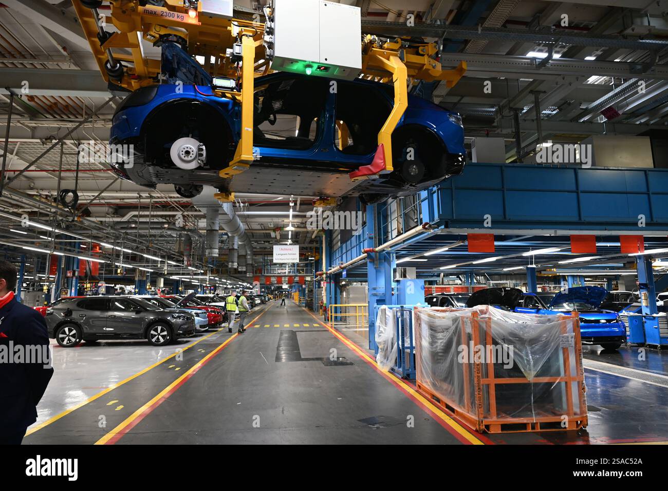 Fertigungshalle bei einem Presserundgang in den Werkshallen bei der ...