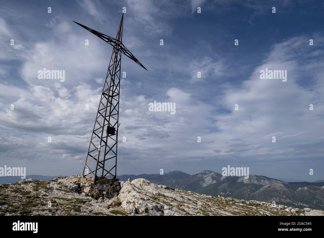 Mirutegi Cross, 1167 meters, Megalithic Park of Legaire, campas de ...