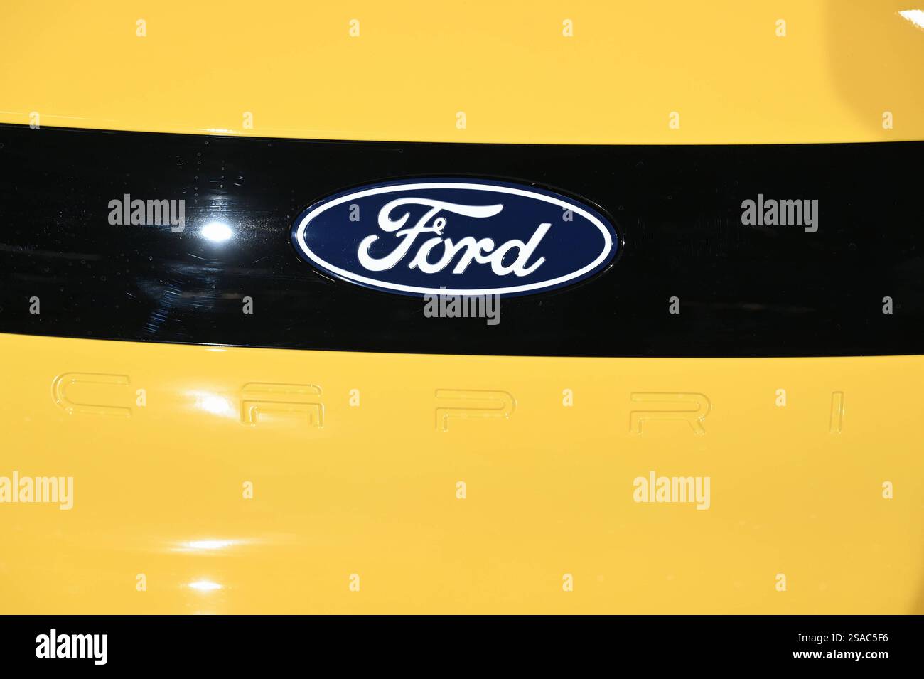 Logo, Schriftzug des Automobilhersteller FORD an einem gelben Ford ...
