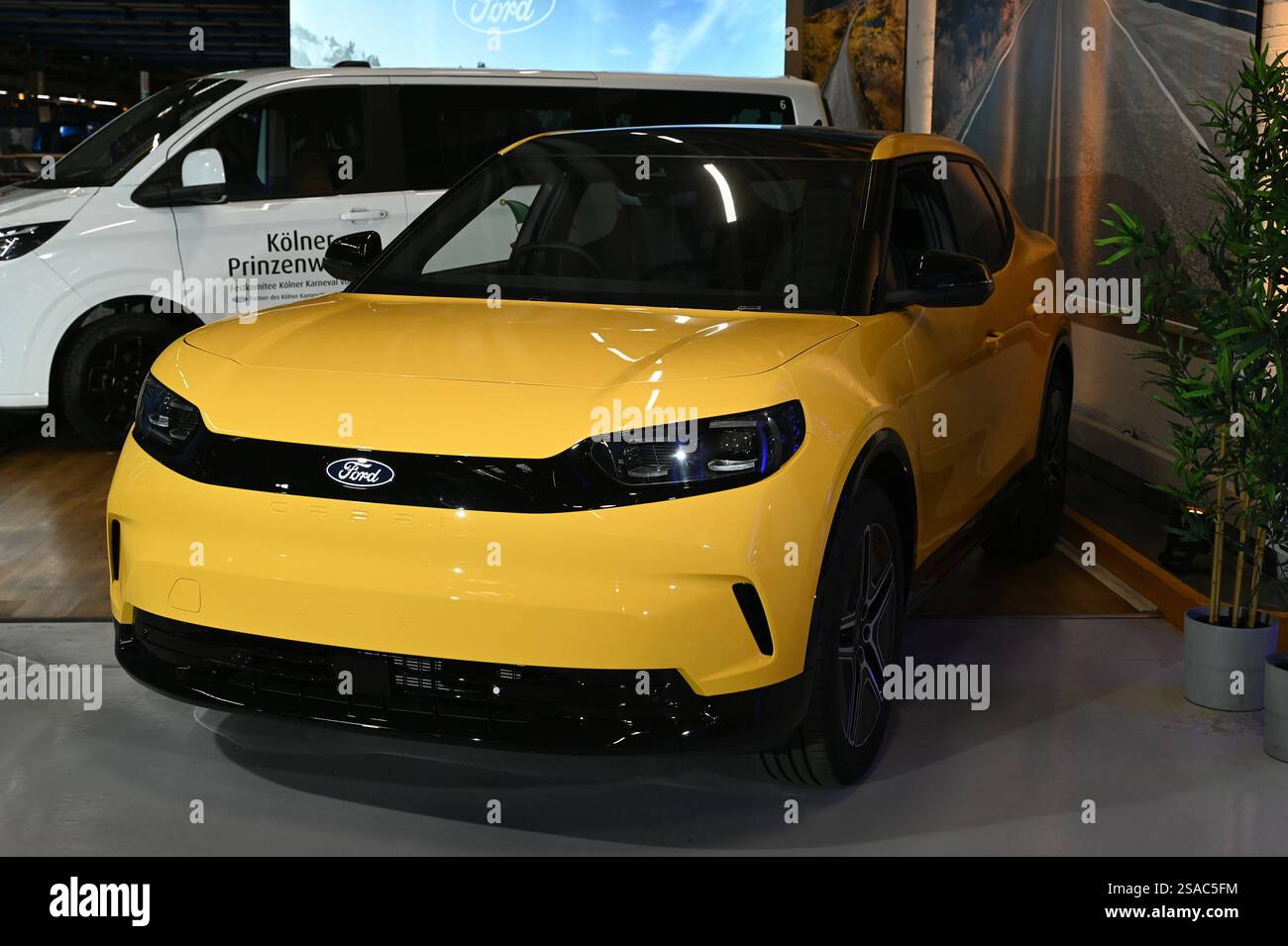 ein gelber Ford Capri *** a yellow Ford Capri Stock Photo - Alamy