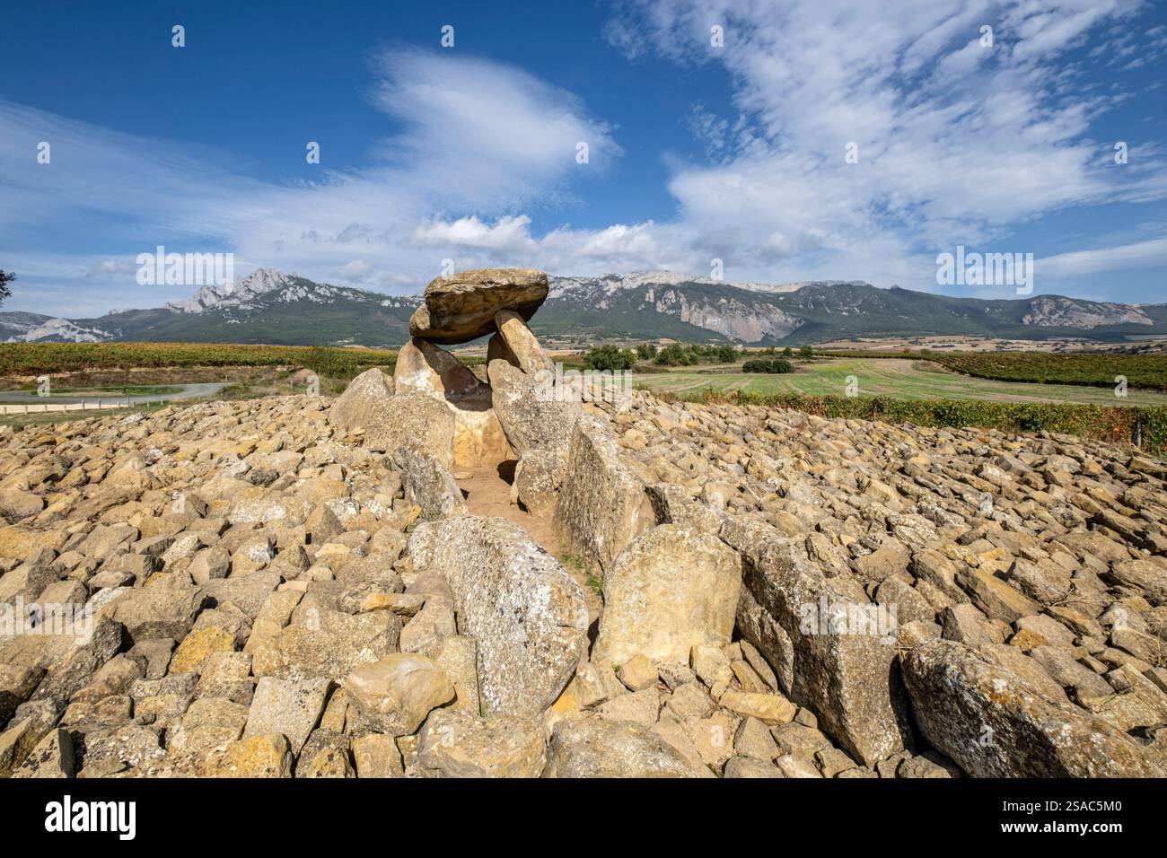 dolmen Witchcraft" chabola de la hechicera", neolithic, Elvillar, Alava ...
