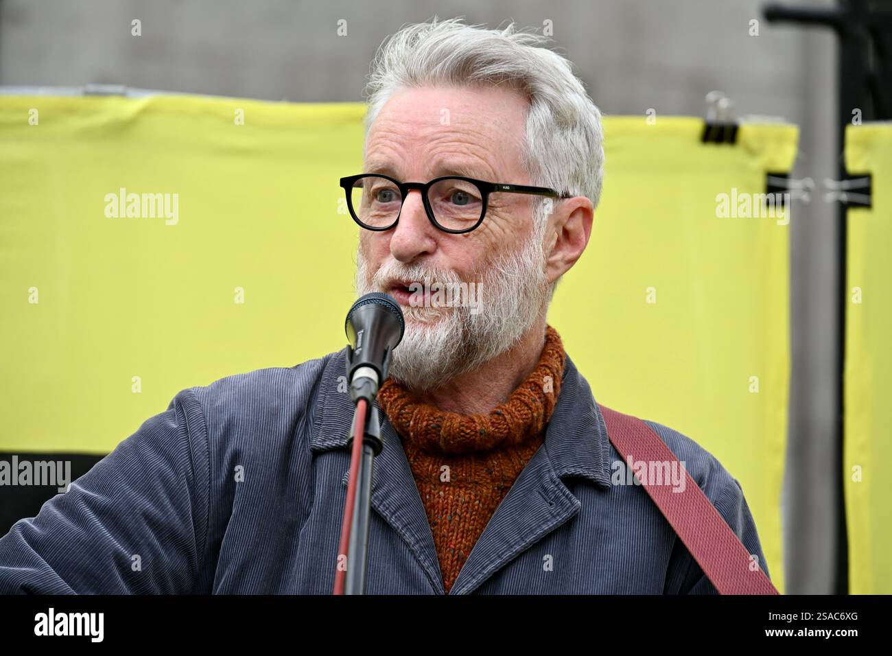 London, UK. Billy Bragg, singer songwriter and activist, sang protest ...