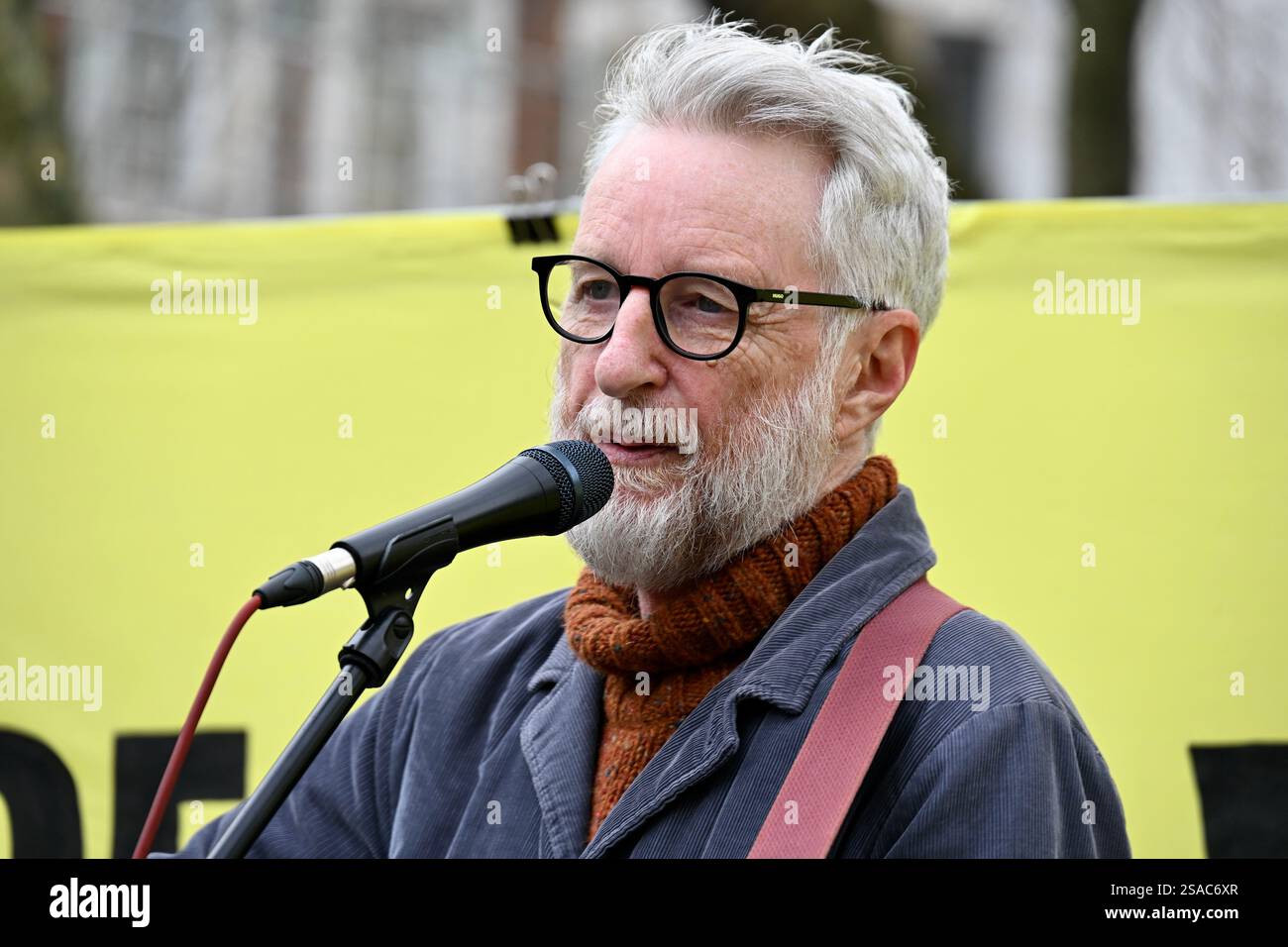 London, UK. Billy Bragg, singer songwriter and activist, sang protest ...