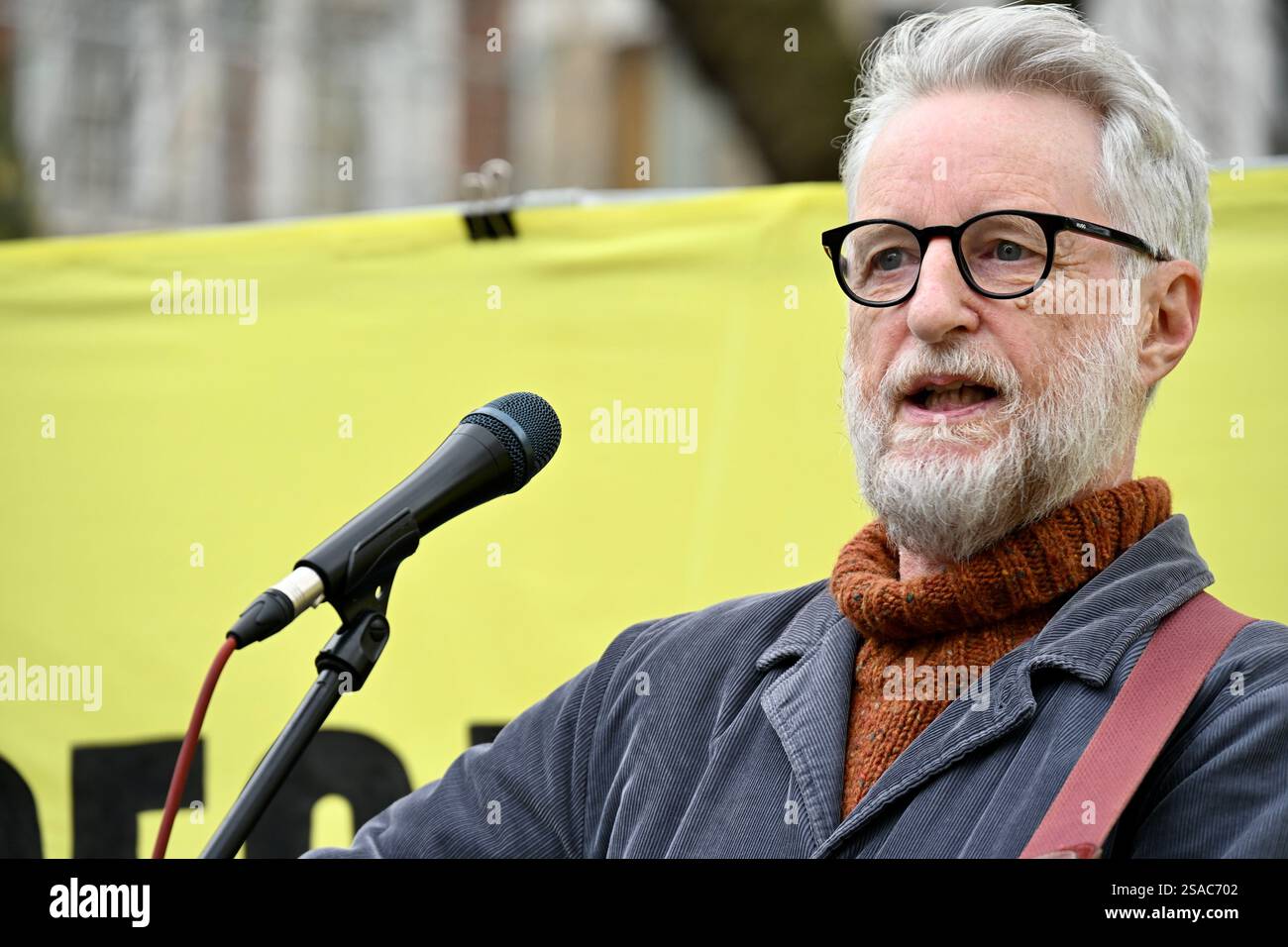 London, UK. Billy Bragg, singer songwriter and activist, sang protest ...