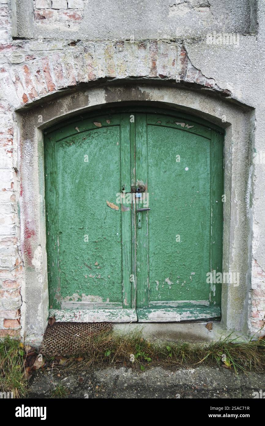 Old green cellar door hi-res stock photography and images - Alamy