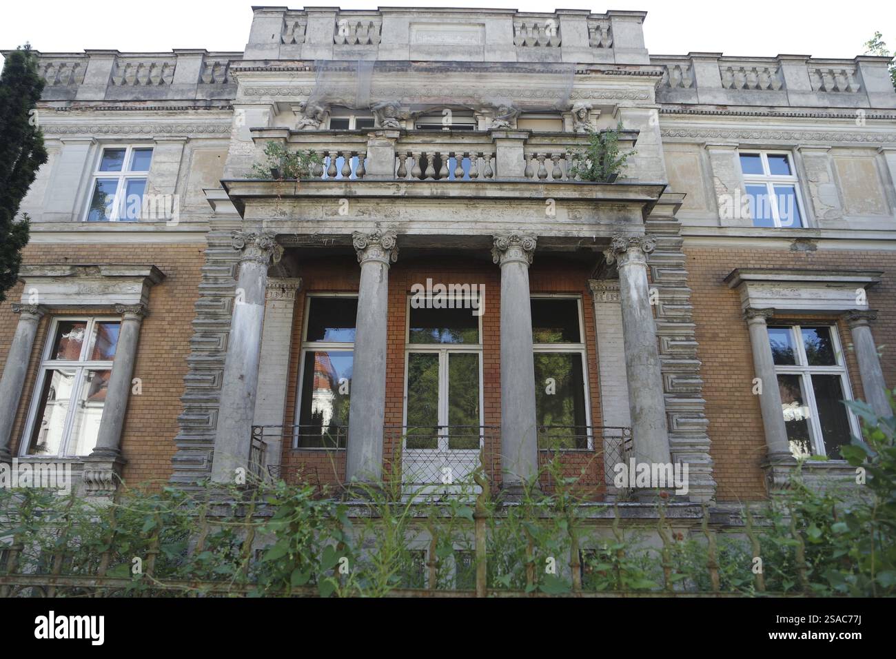 Villa structure hi-res stock photography and images - Alamy