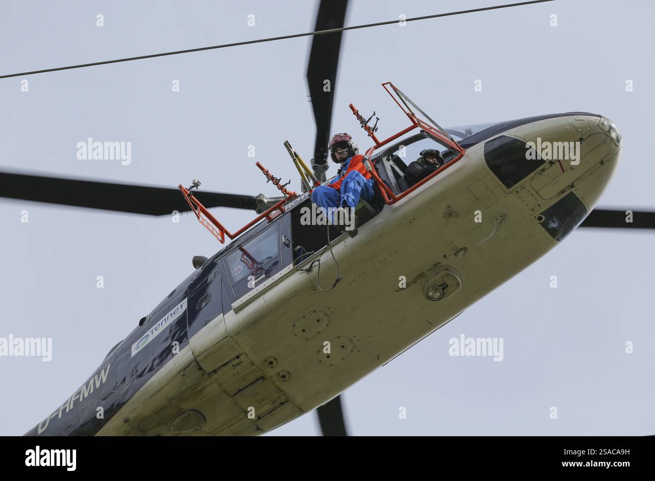 Installation of bird protection markings on overhead power lines by ...
