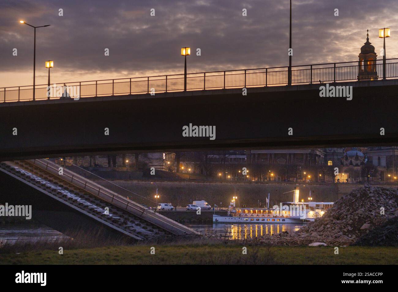 Masses of rubble at the collapsed Carola Bridge. The dimensions will be ...