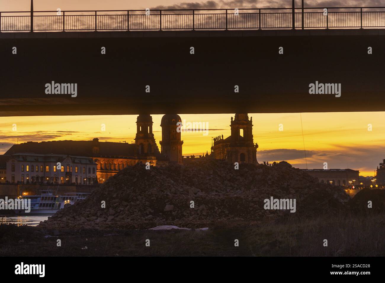 Masses of rubble at the collapsed Carola Bridge. The dimensions will be ...