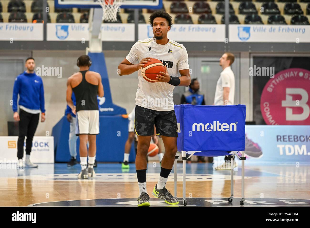 Justin Simon (MHP Riesen Ludwigsburg, #05) beim Warm-Up. SUI, Fribourg ...
