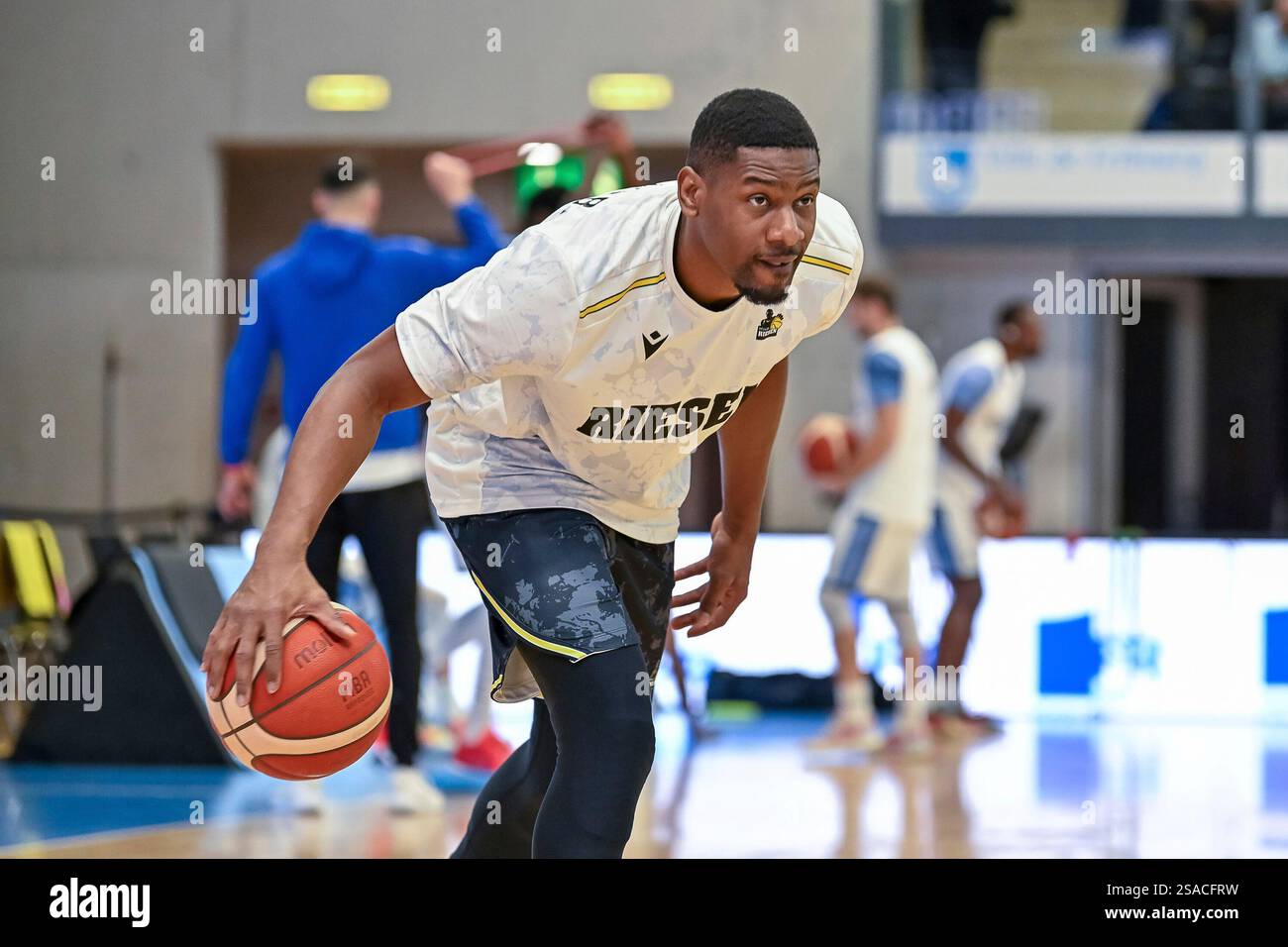 Yorman Polas Bartolo (MHP Riesen Ludwigsburg, #13) beim Warm-Up. SUI ...