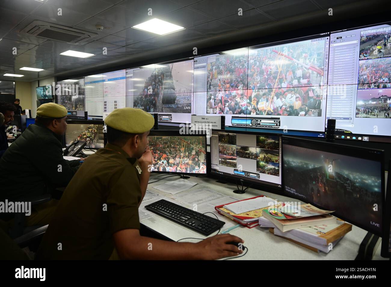 Prayagraj, Uttar Pradesh, India. 28th Jan, 2025. Prayagraj: Police ...