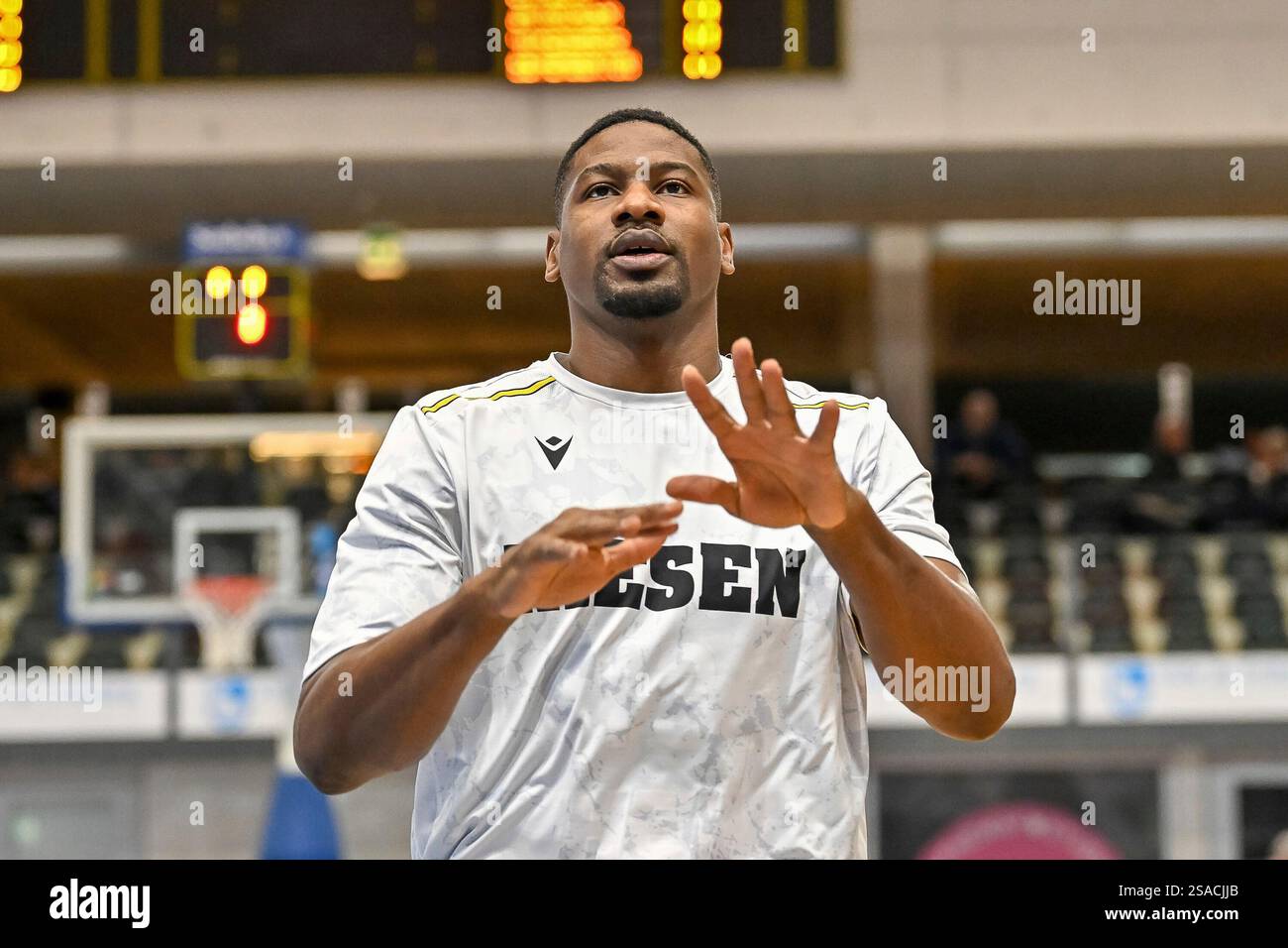 Yorman Polas Bartolo (MHP Riesen Ludwigsburg, #13) bei Warm-Up. SUI ...