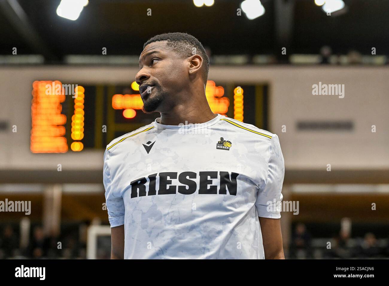 Yorman Polas Bartolo (MHP Riesen Ludwigsburg, #13) bei Warm-Up. SUI ...