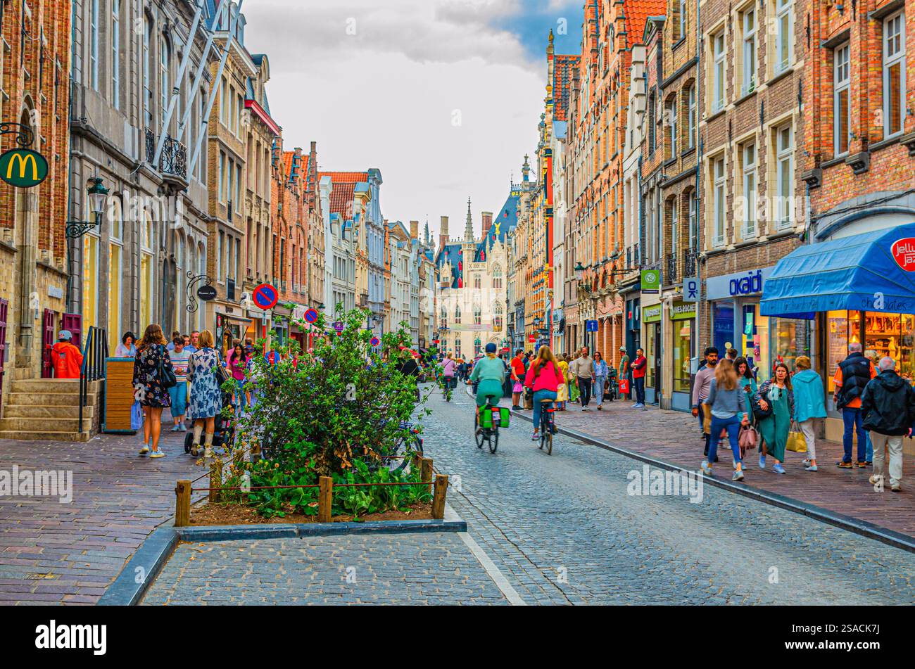 Bruges tourists crowd hi-res stock photography and images - Alamy
