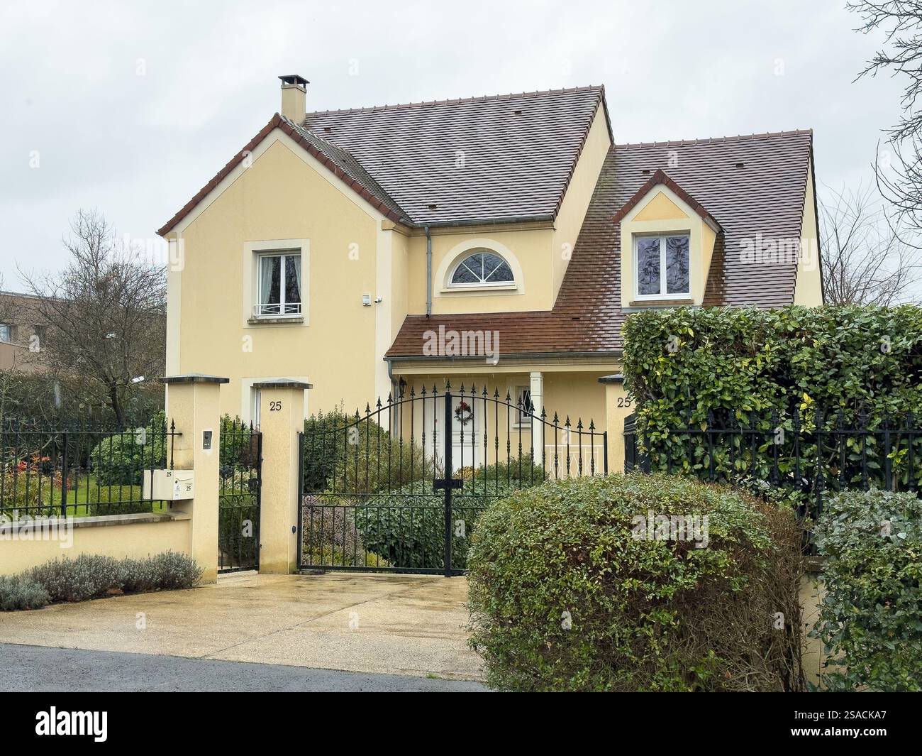 Suburban neighborhood house architecture hi-res stock photography and ...