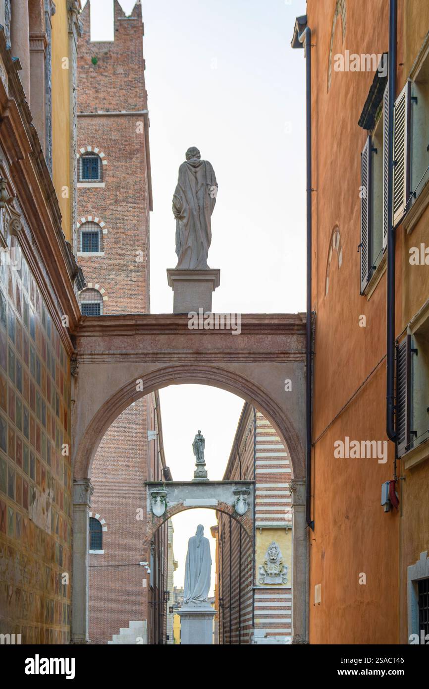 Dante Alighieri statue in Piazza Signori in Verona old town, Veneto ...