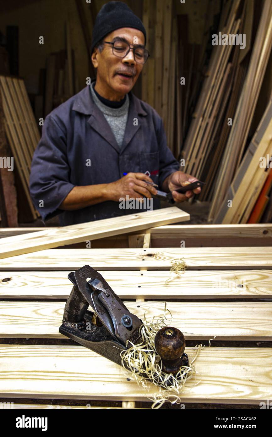 Carpenter at work in Meknes, Morocco Stock Photo - Alamy