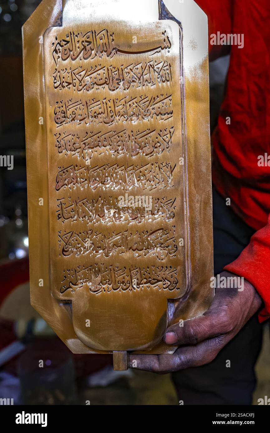 Craftsman making islamic plates in Marrakesh, Morocco Stock Photo - Alamy