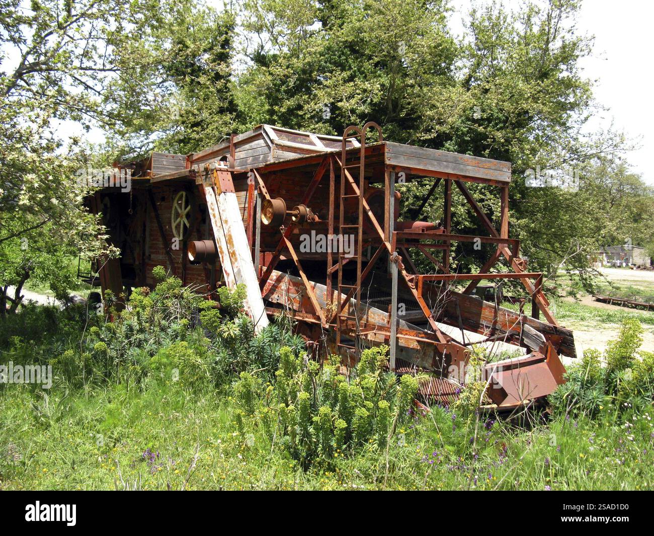 Old threshing machine Stock Photo - Alamy