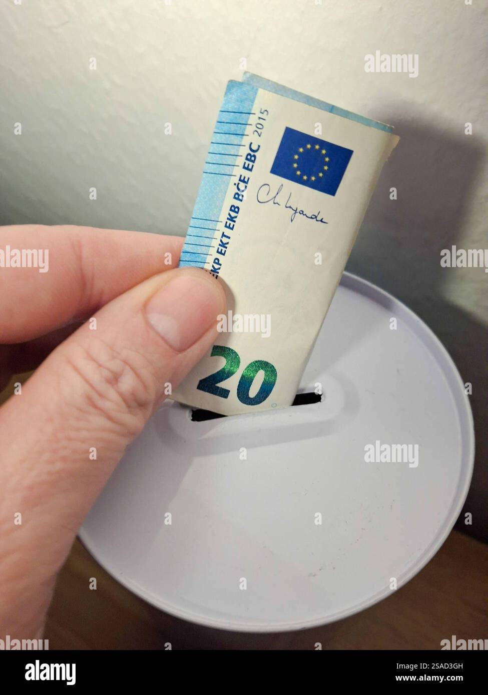 Stockbilder 01/2025 Geldschein am Schlitz der Spardose *** Stock photos ...