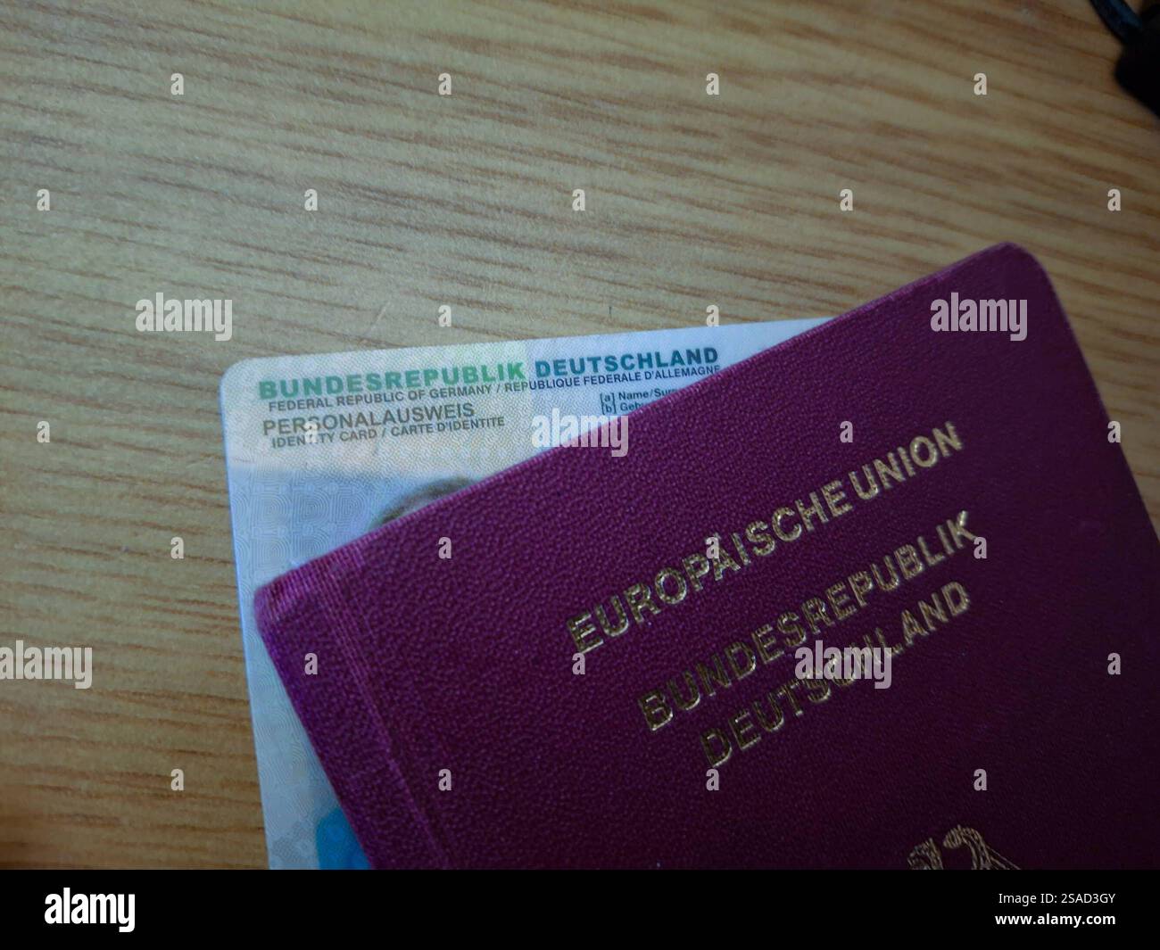 Stockbilder 12/2024 Personalausweis mit Reisepass *** Stock photos 12 ...