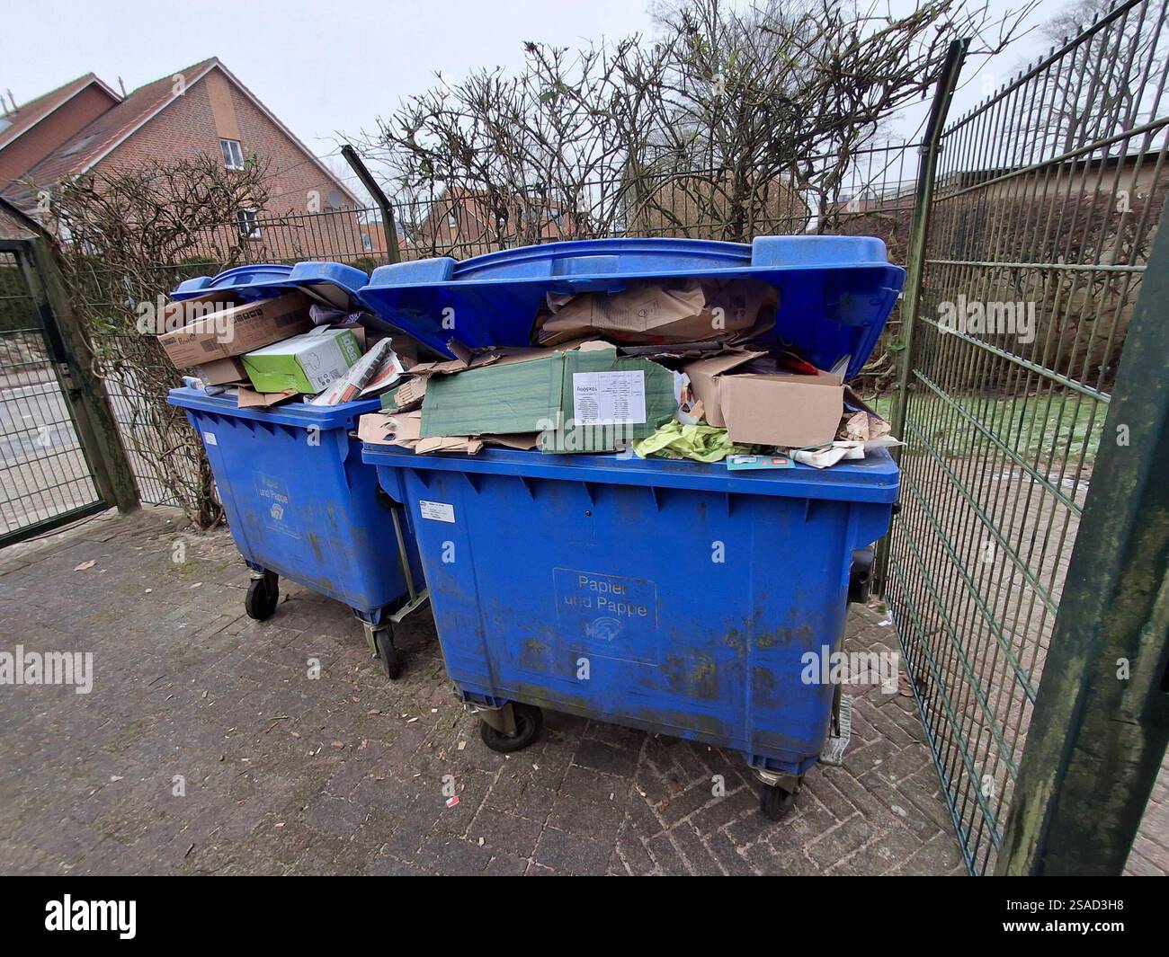 Überfüllte Papiermüllcontainer Hamburg Hamburg Deutschland ...