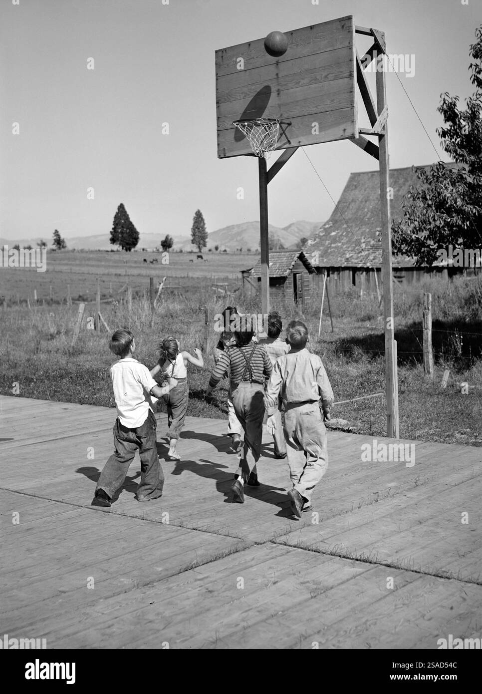 Images of farm workers Black and White Stock Photos & Images - Alamy