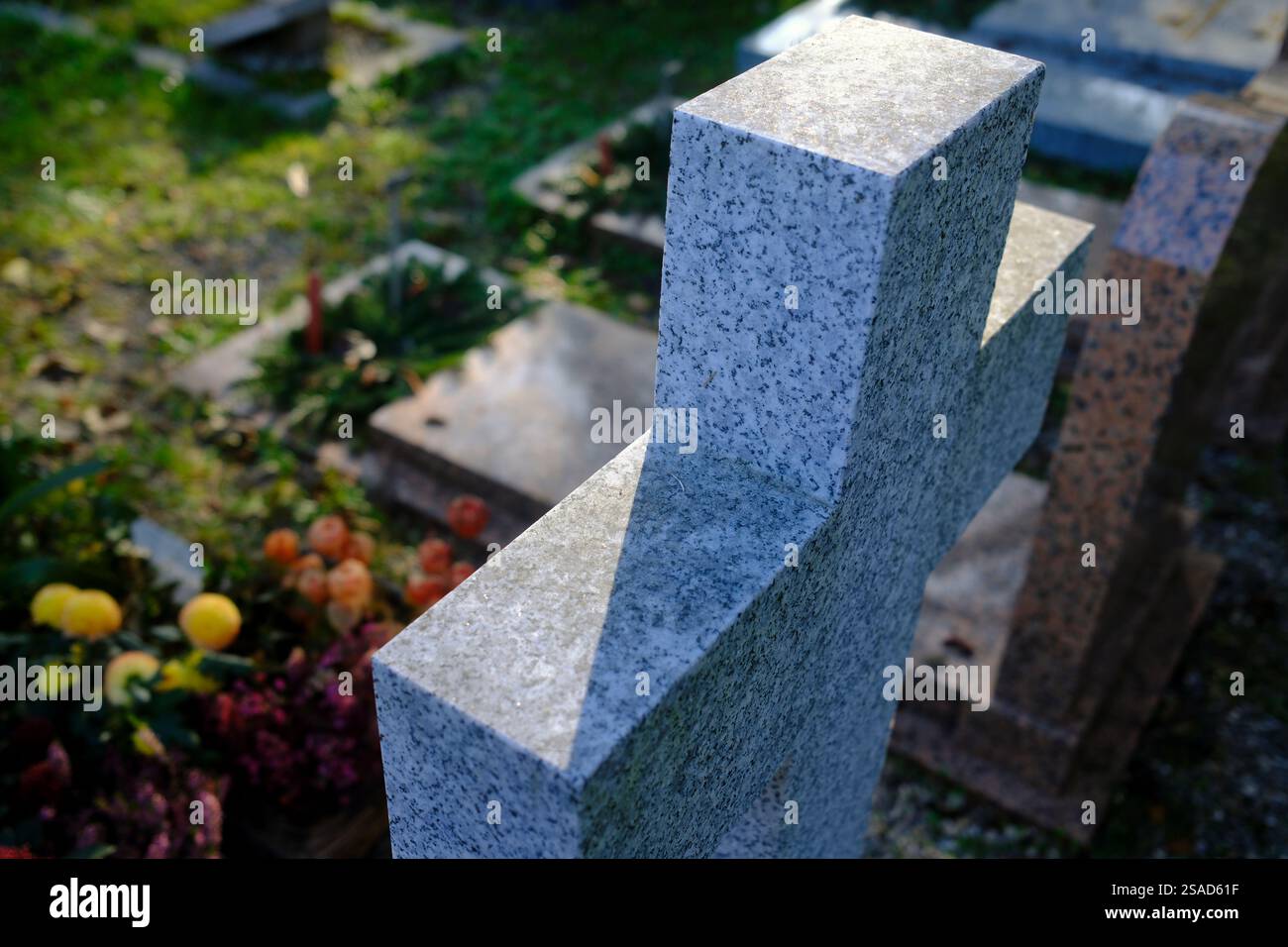 Granite cross on a grave. Cemetery Stock Photo - Alamy