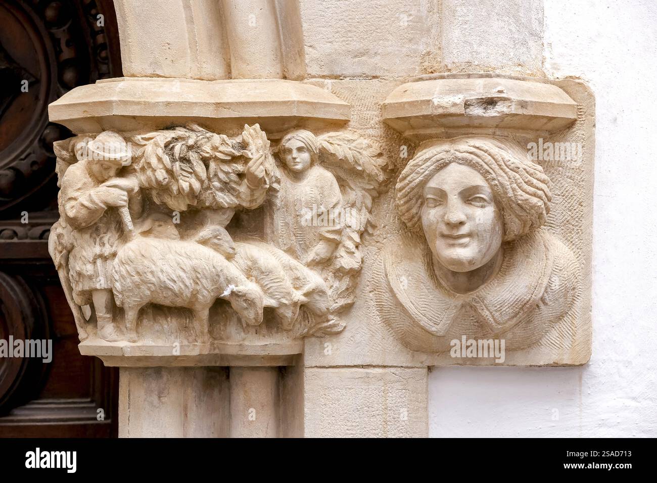 Palace reliefs hi-res stock photography and images - Alamy