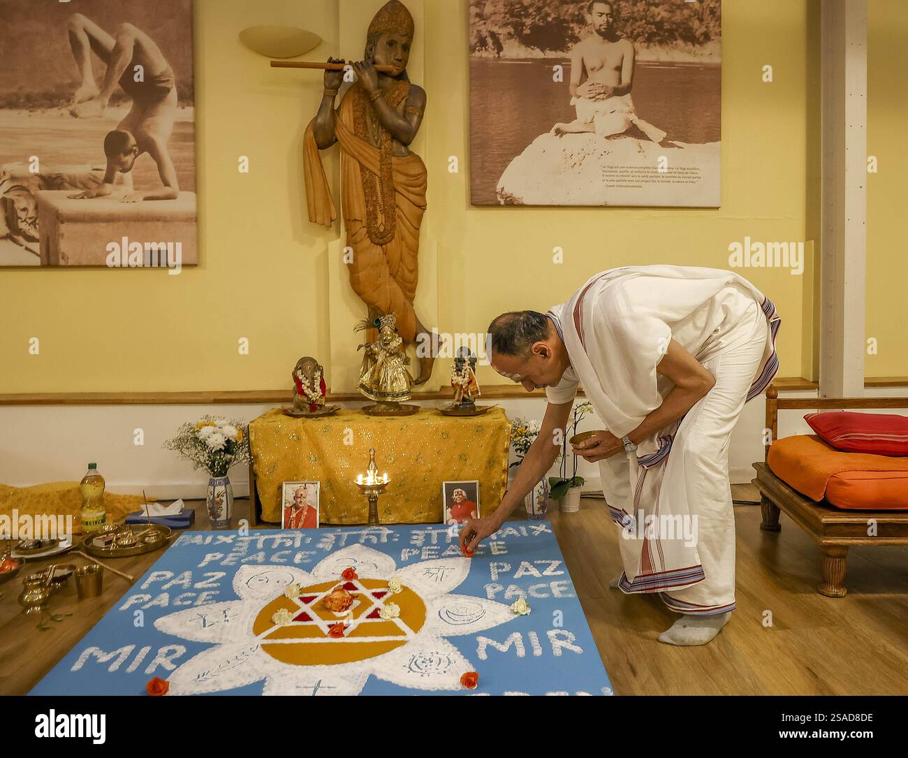 Yantra puja for world peace, Sivananda Vedanta yoga center, Paris ...