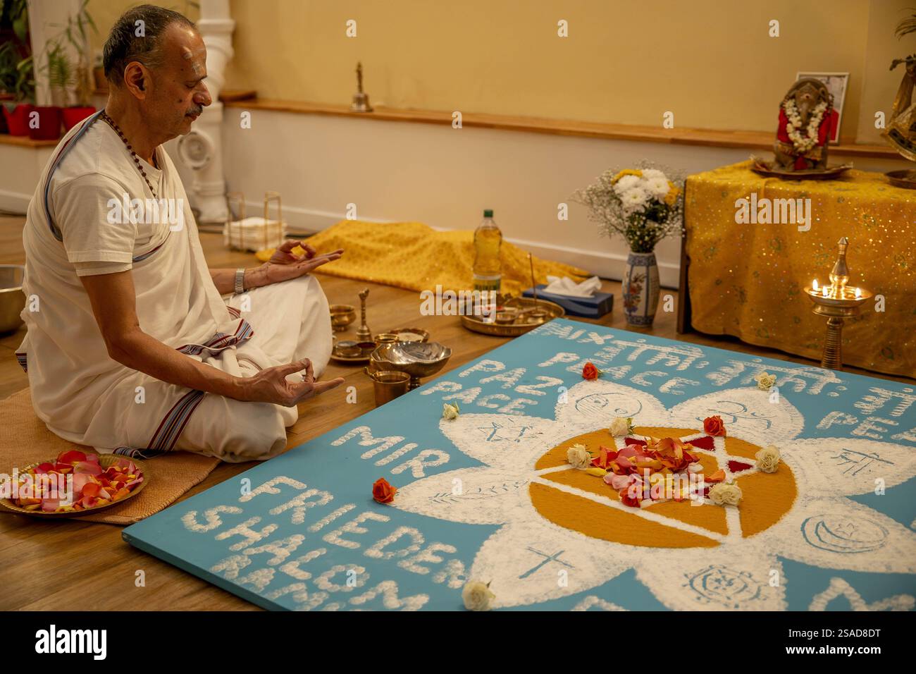 Yantra puja for world peace, Sivananda Vedanta yoga center, Paris ...