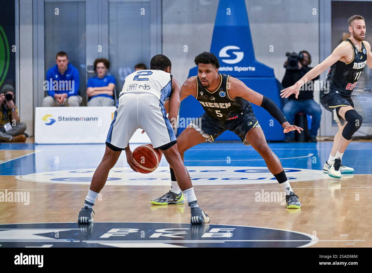 Eric Nottage (Fribourg Olympic Basket, #02) am Ball und vor Justin ...