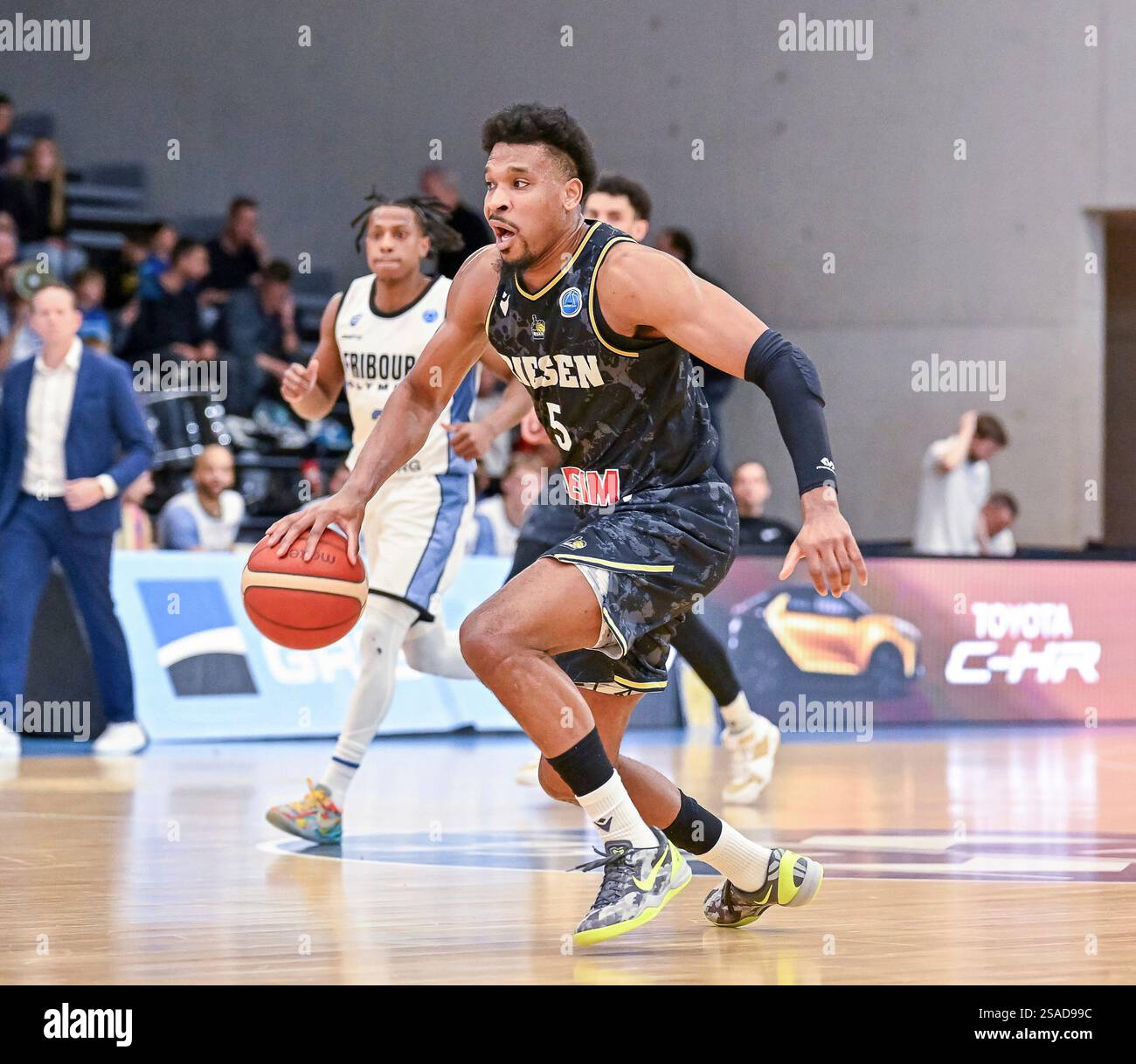 Justin Simon (MHP Riesen Ludwigsburg, #05) am Ball. SUI, Fribourg ...