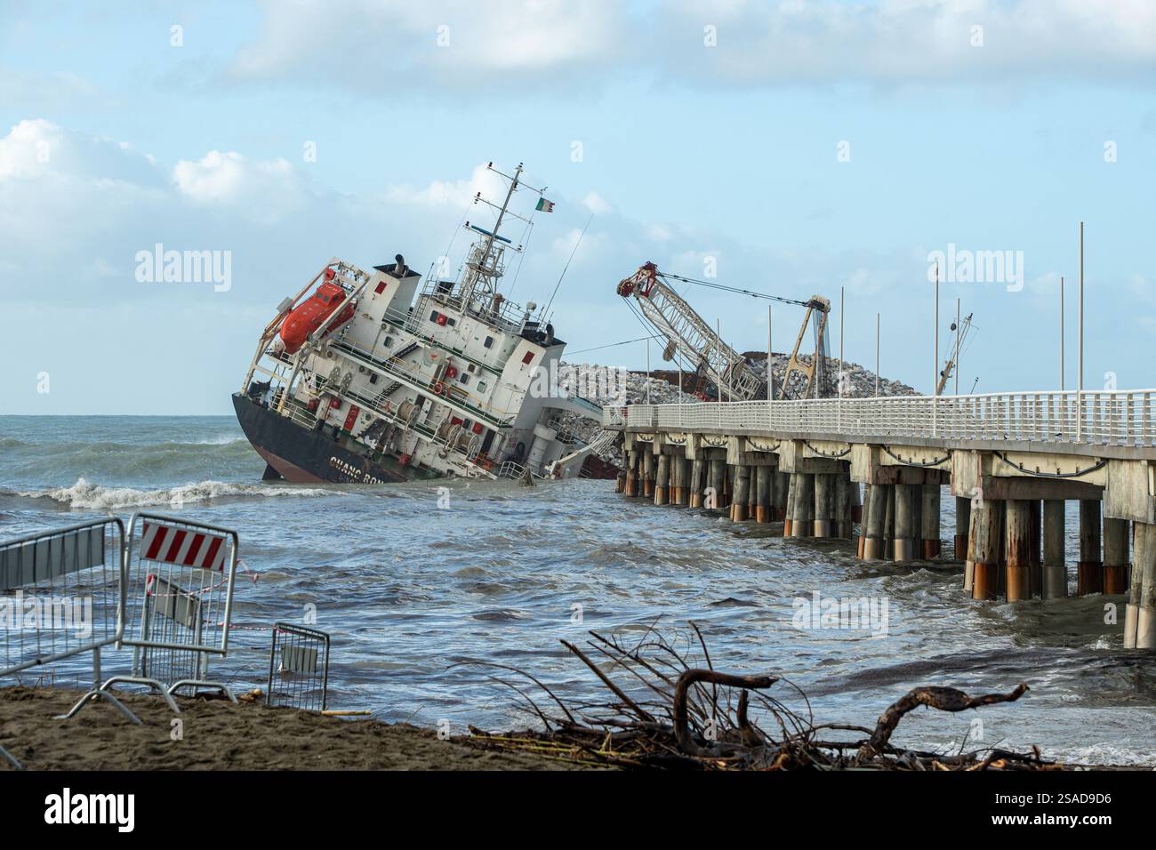 Accident in Marina di Massa (Massa Carrara) where the Guang Rong ship ...