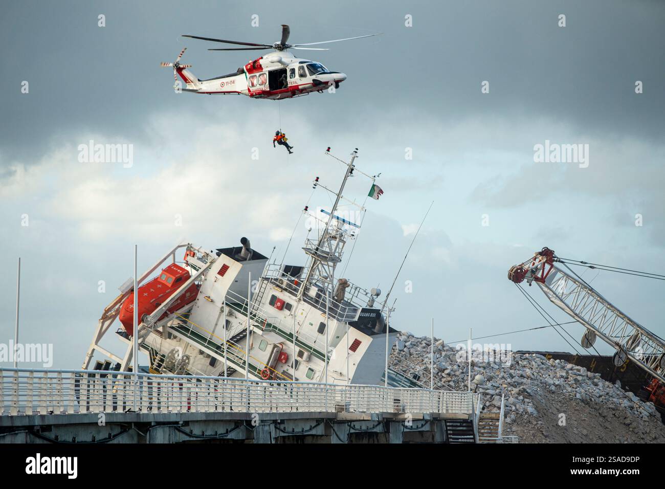 Accident in Marina di Massa (Massa Carrara) where the Guang Rong ship ...