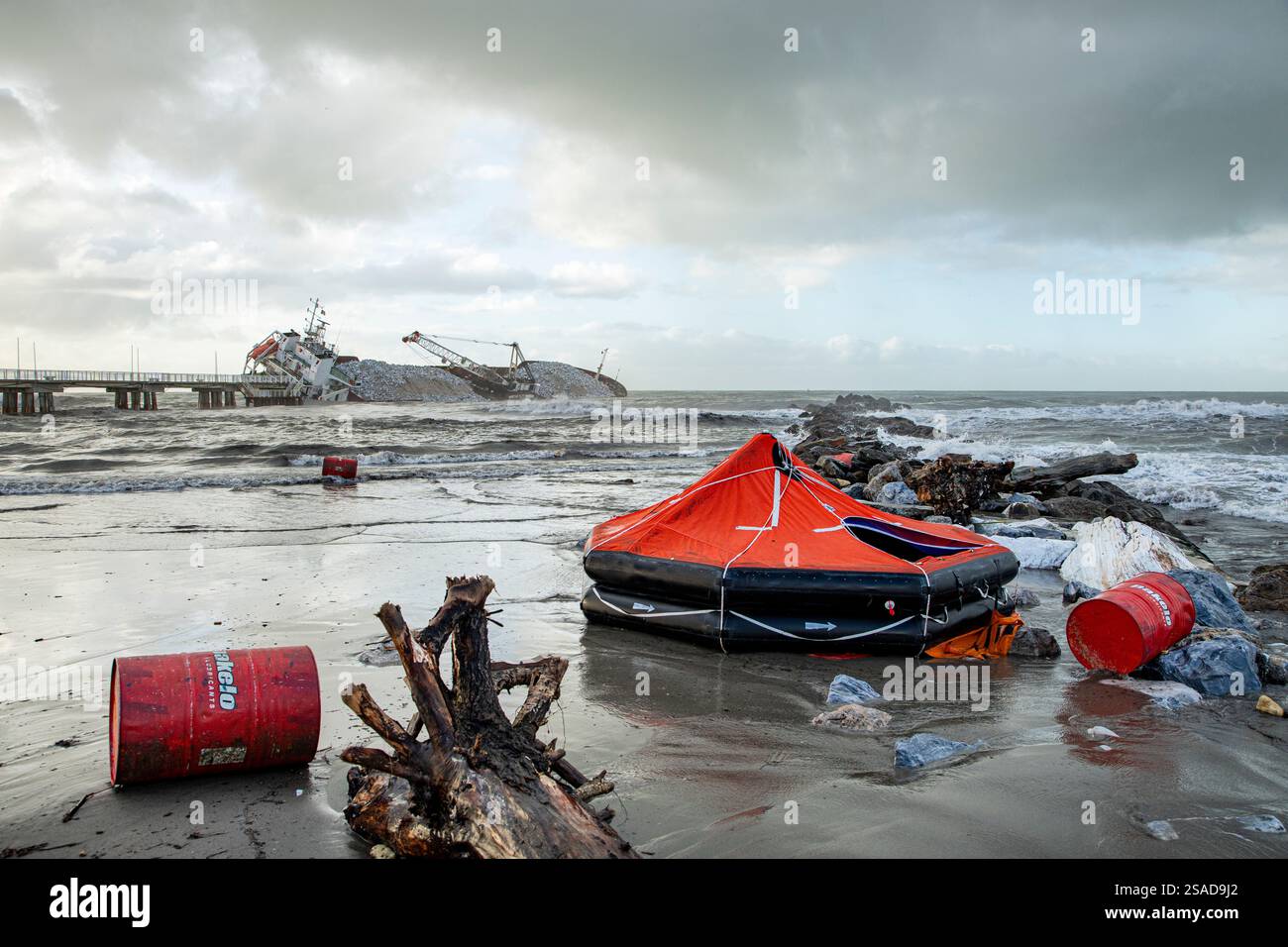 Accident in Marina di Massa (Massa Carrara) where the Guang Rong ship ...