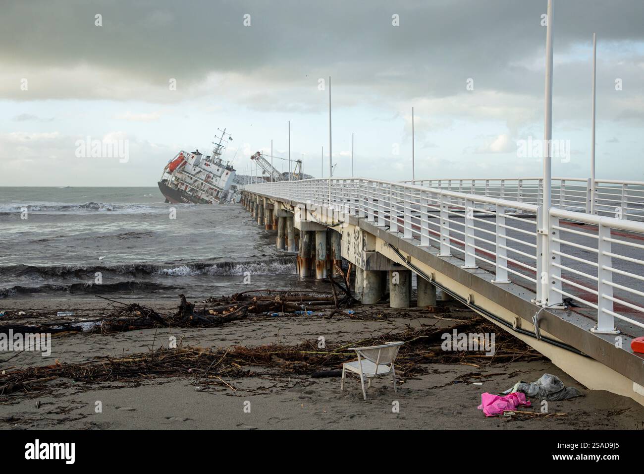 Accident in Marina di Massa (Massa Carrara) where the Guang Rong ship ...
