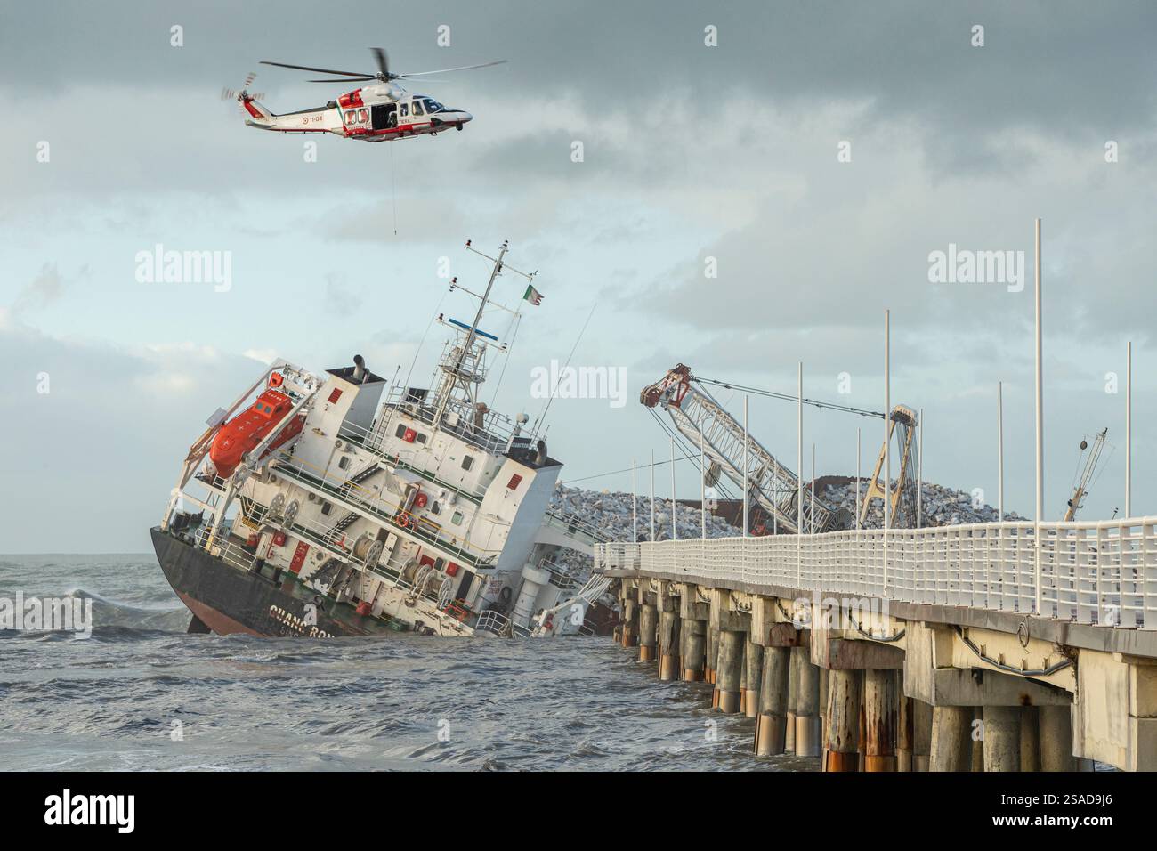 Accident in Marina di Massa (Massa Carrara) where the Guang Rong ship ...