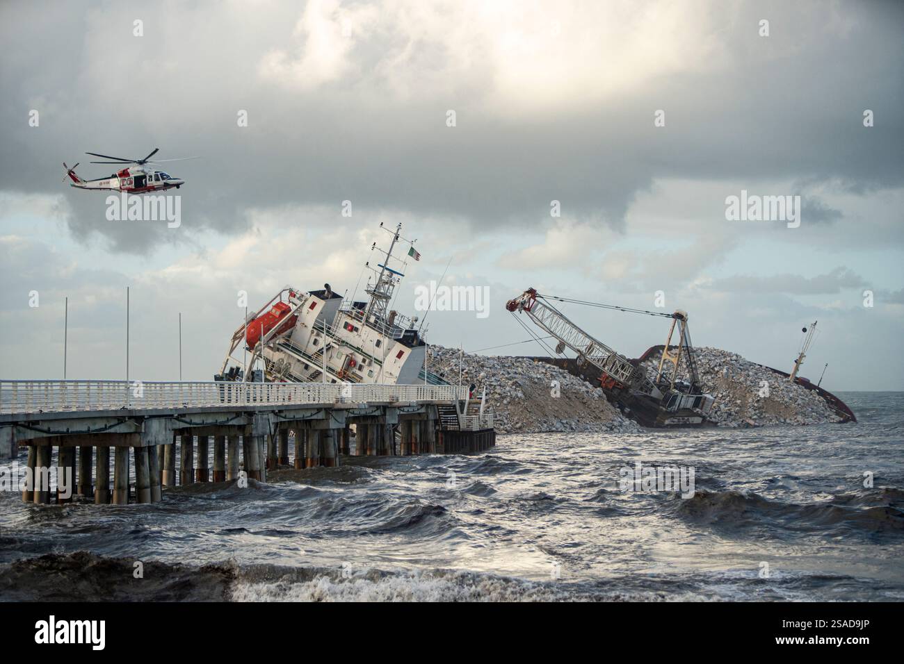 Accident in Marina di Massa (Massa Carrara) where the Guang Rong ship ...