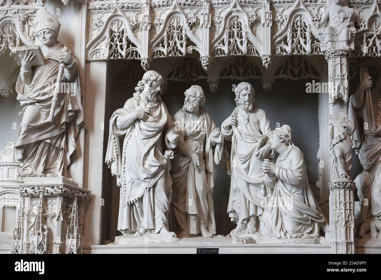 Notre Dame catholic cathedral, Chartres, France. Ambulatory sculptures ...